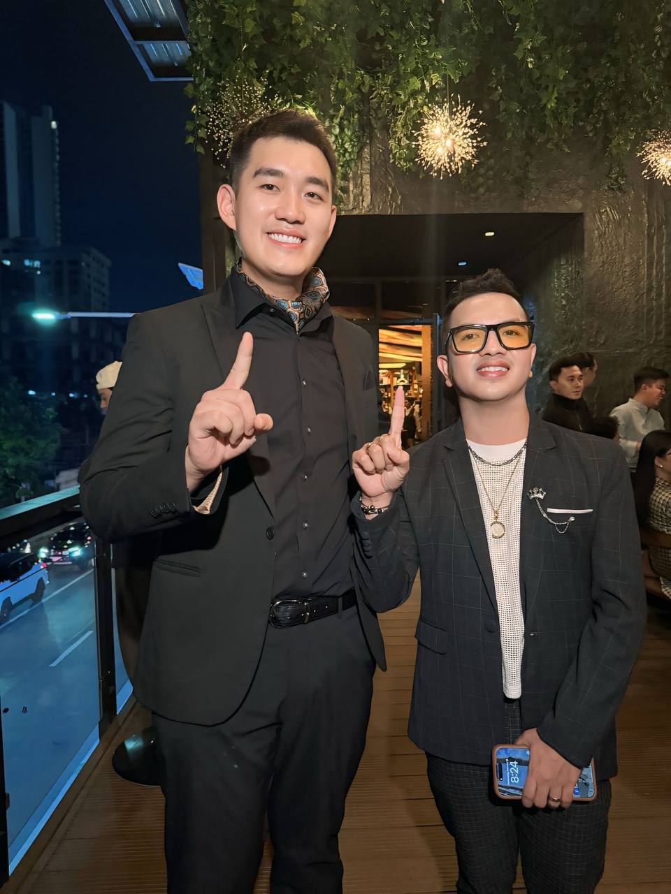 Star-Studded Night: Artist Lounge Welcomes COO Jeffrey Hung – The Chikkaness